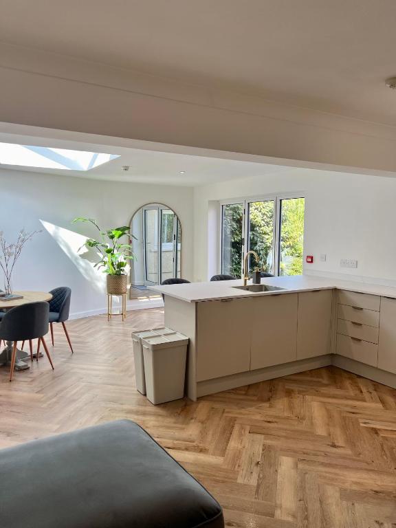 Lodge with Jacuzzi Hot Tub at The Waun Wyllt, Brondini (updated prices ...