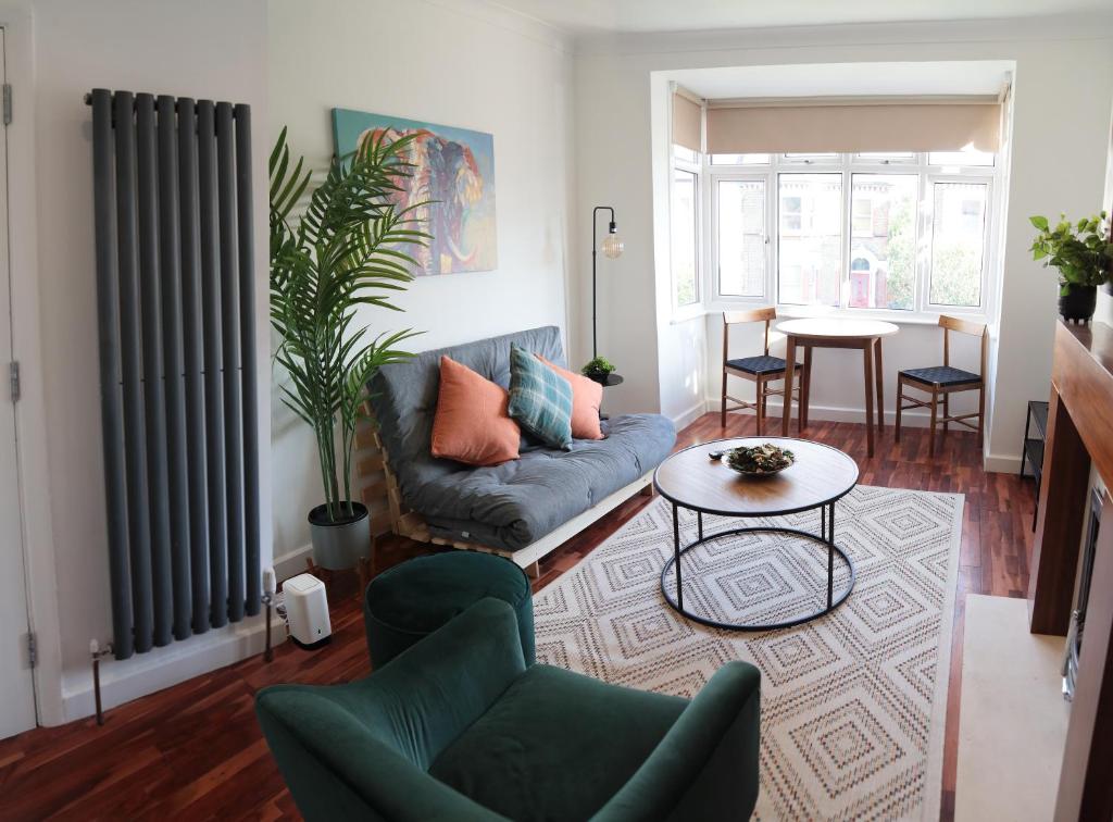 Howie's place, Raynes Park (updated prices 2025)