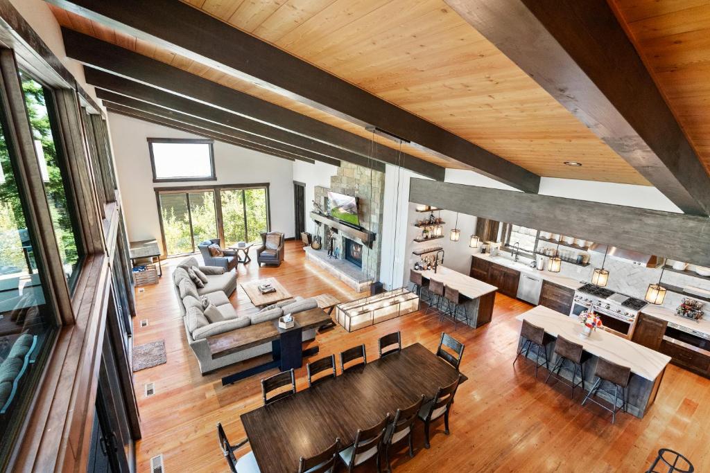Snowghost Chalet Ultimate Luxury Ski In Ski Out 5BD 55BA with Hot Tubs ...