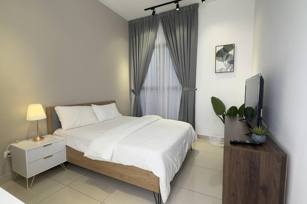 Cozy studio service suite Free parking Netflix Trion KL, Kuala Lumpur ...