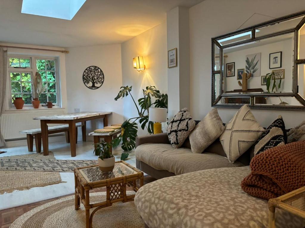 Picturesque Cottage in Oving- cosy pub & beaches, Oving (updated prices ...