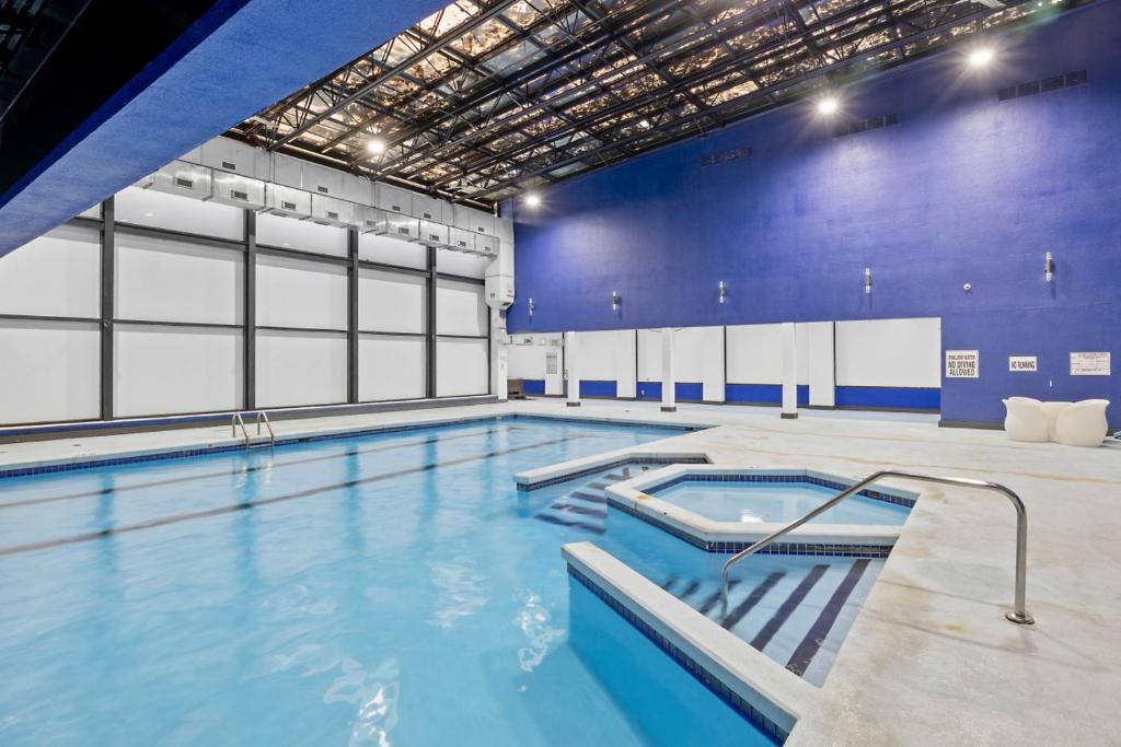 Regalia Retreat Swim-Up Bar, Indoor Pool, Lake Ozark (updated prices 2025)