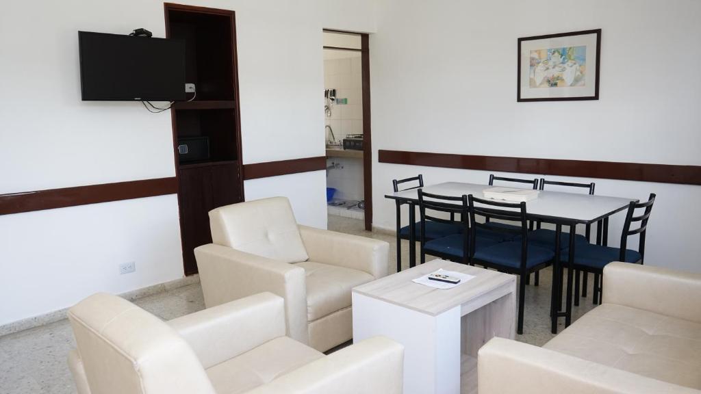 Hotel y Cabañas - Centro Vacacional Comfandi Lago Calima, Calima ...