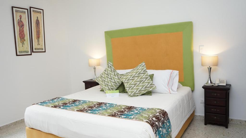 Hotel y Cabañas - Centro Vacacional Comfandi Lago Calima, Calima ...