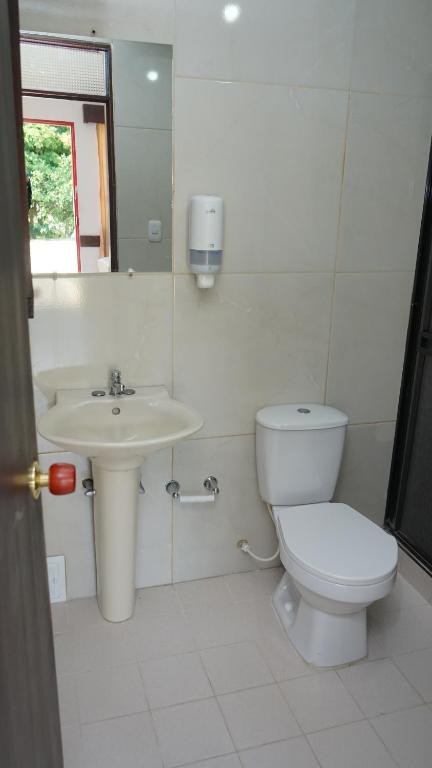 Hotel y Cabañas - Centro Vacacional Comfandi Lago Calima, Calima ...