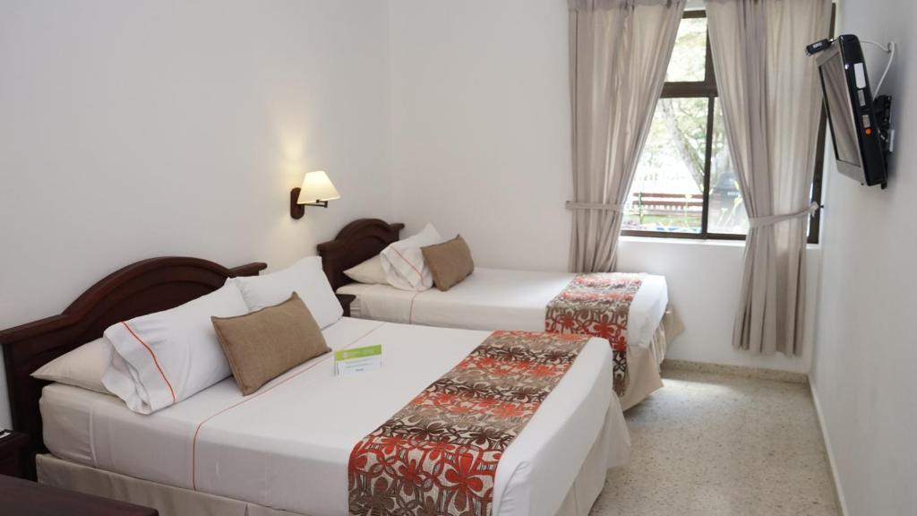 Hotel y Cabañas - Centro Vacacional Comfandi Lago Calima, Calima ...