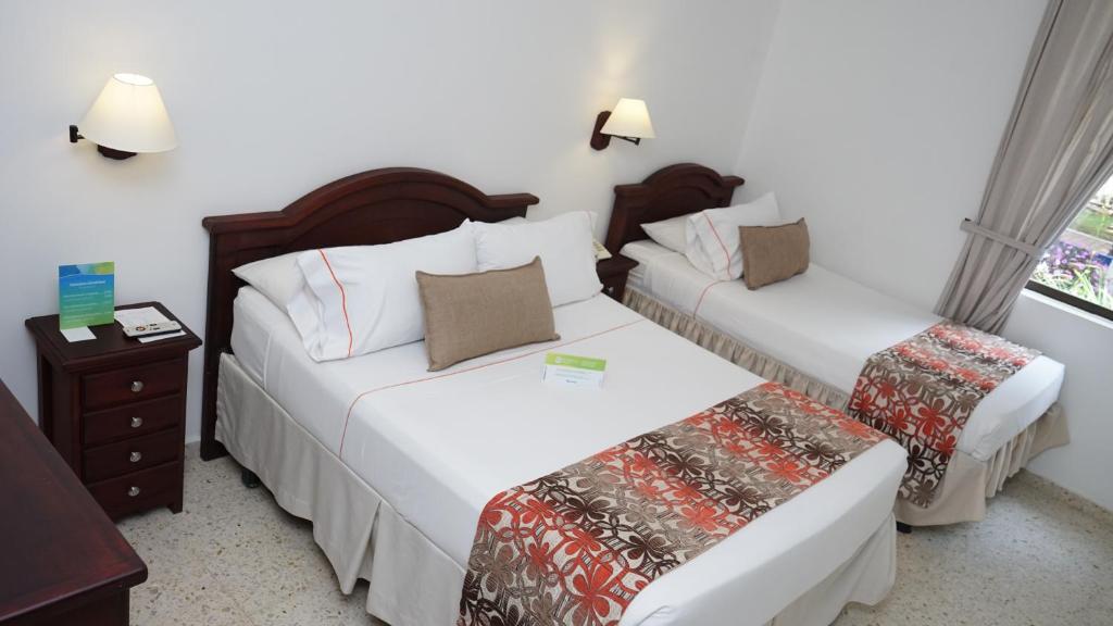 Hotel y Cabañas - Centro Vacacional Comfandi Lago Calima, Calima ...