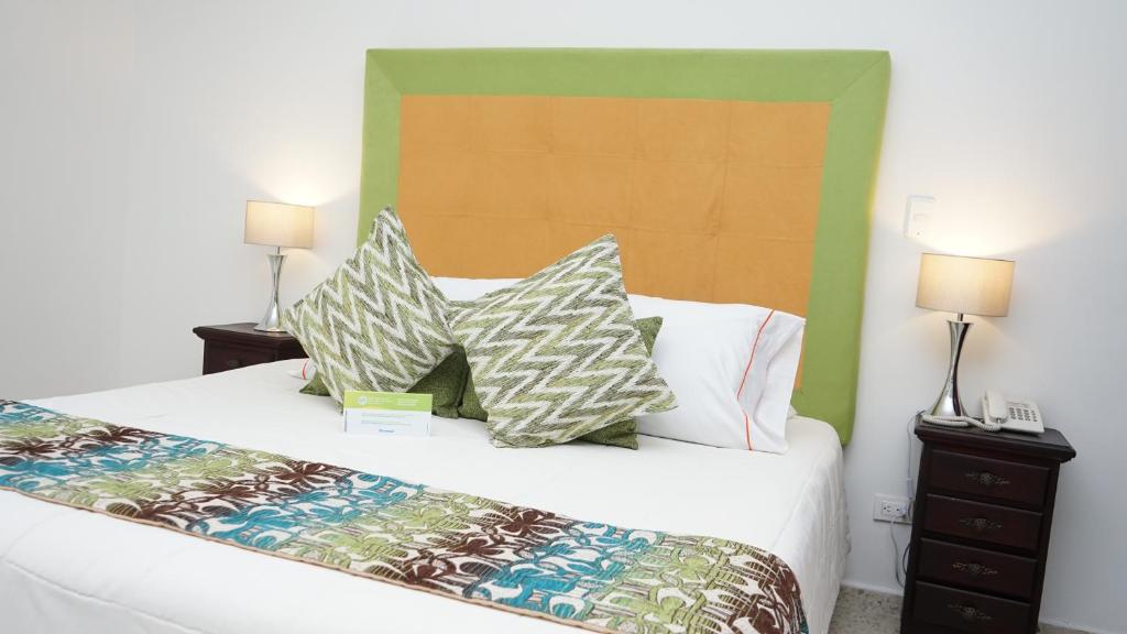 Hotel y Cabañas - Centro Vacacional Comfandi Lago Calima, Calima ...