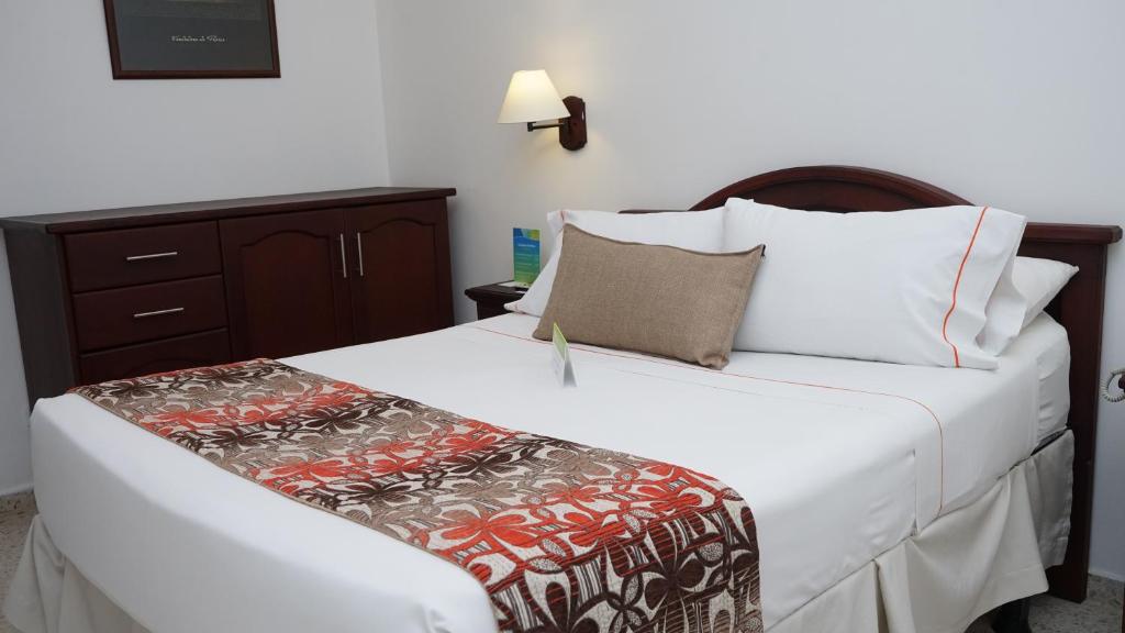 Hotel y Cabañas - Centro Vacacional Comfandi Lago Calima, Calima ...