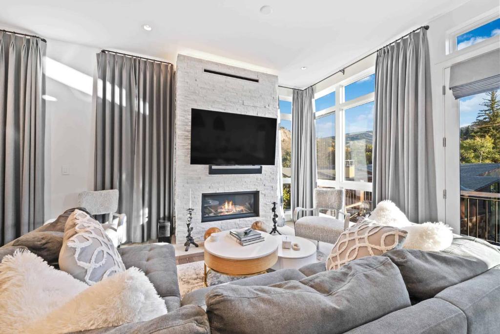 Riverfront Townhome 14 by East West Hospitality, Avon (updated prices 2024)