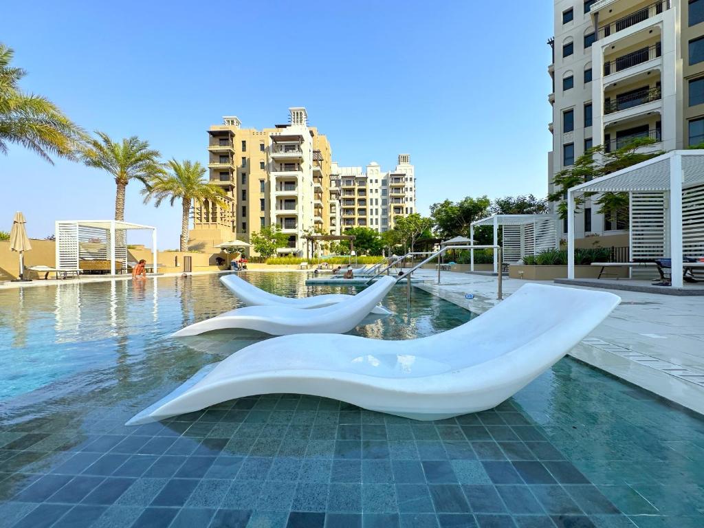 MegaLuxury Flat Resort, Amazing Pool, Burj direct View, Dubai (updated ...