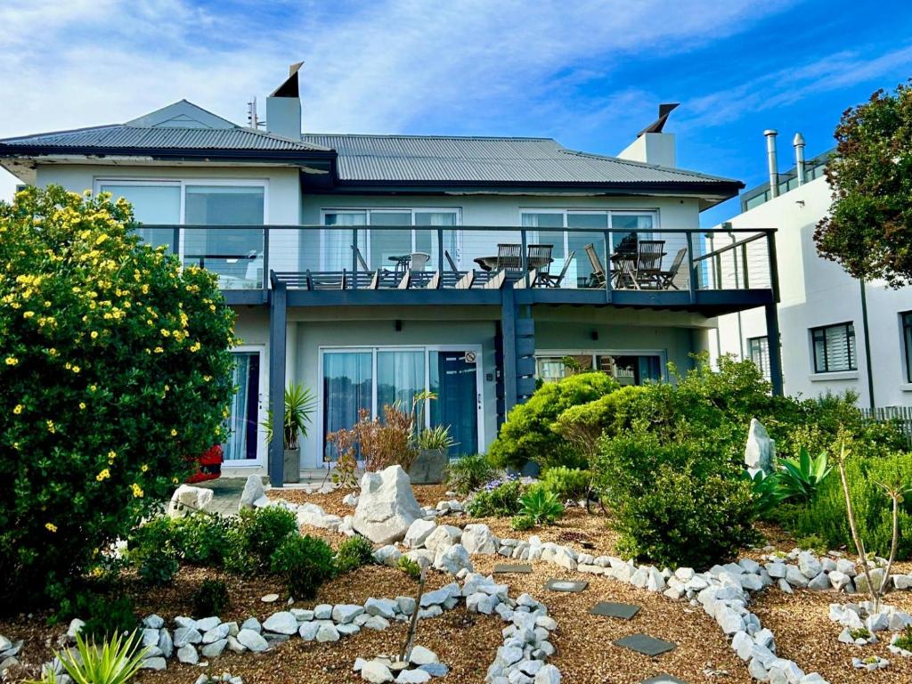 82 Steps to the Beach, Pringle Bay (updated prices 2025)