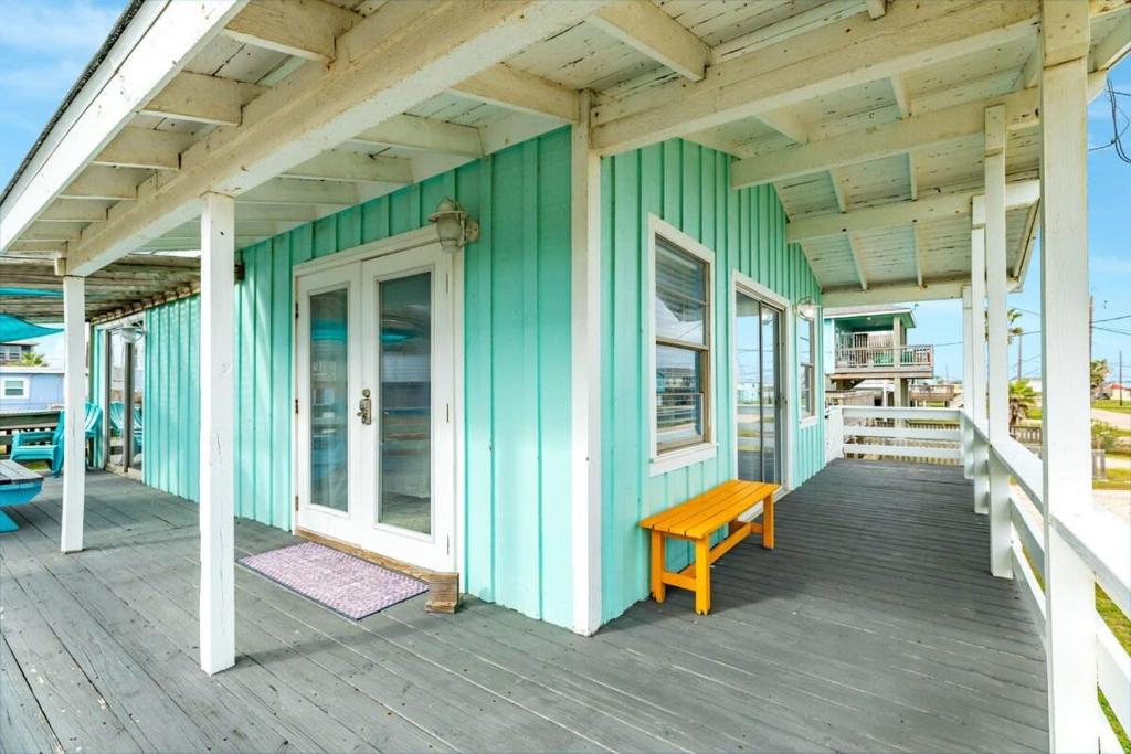 Fun in the Sun! Cozy Beach Pad, Gulf Views and Easy Access to the Sand ...