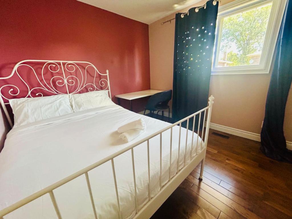 Modern Queen Room Near Fairview Mall & Bus Routes, Toronto (precios ...