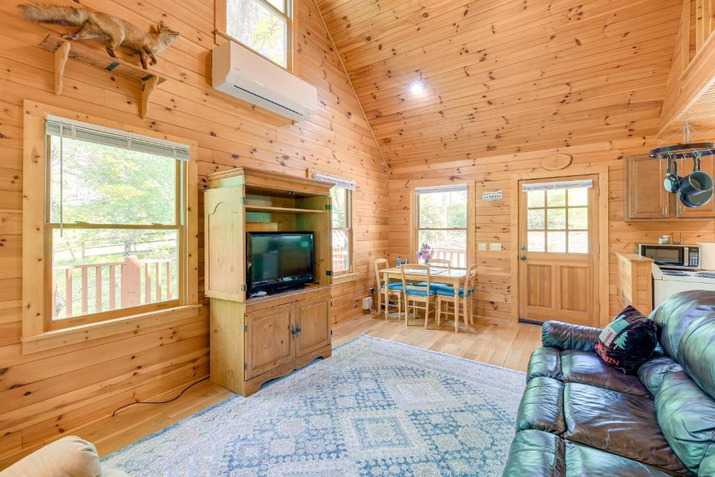 Quaint Cabin with Stream in Blue Ridge!, Sparta (precios actualizados 2025)