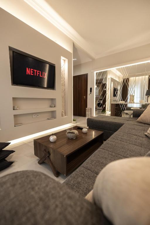 ''Mirroring'' by InFox Suites, Thessaloniki (updated prices 2025)