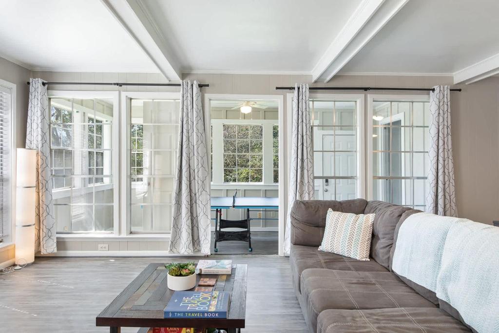 The Huge Home I Next 2 SHSU I Sleeps 16 I PingPong, Huntsville (updated ...