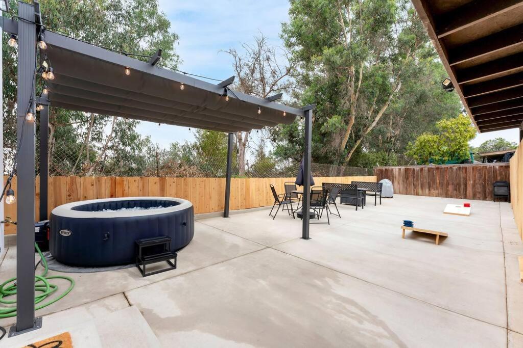 Urban Retreat Fun Relax Self Check-In Hot Tub Foosball Fire Pit ...