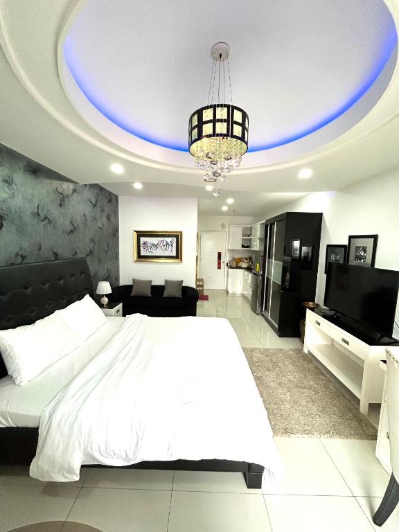 Deluxe room with king bed and Balcony at Kandi Palace, Angeles (updated ...