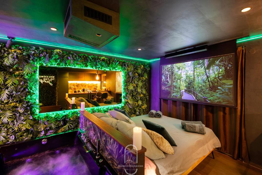Jungle Love Room Balnéo/cinéma By HC, Hyères (updated prices 2025)