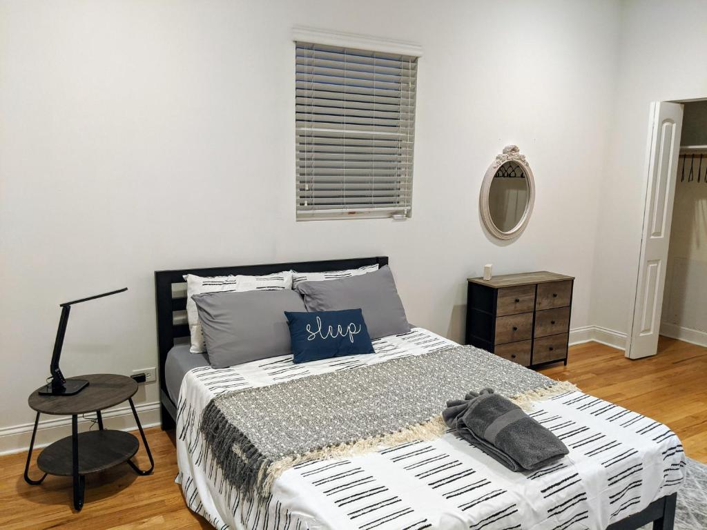 Cosy room near medical district with private balcony, Chicago (updated ...