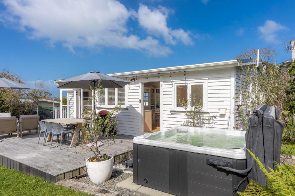 Tahatai Cottage with Spa Pool - Oneroa Village, Blackpool (updated ...