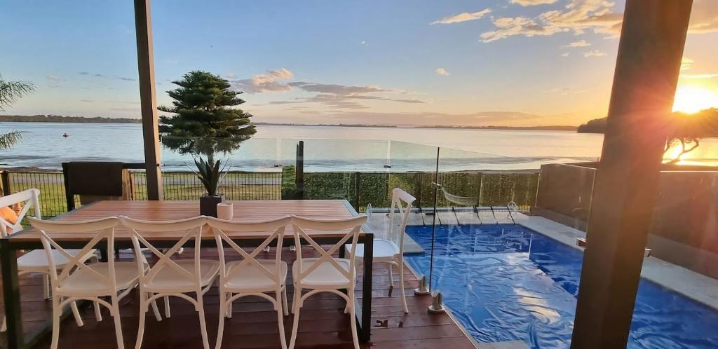 Waterfront Luxury Living & Private Pool Buff Point, Budgewoi (updated ...