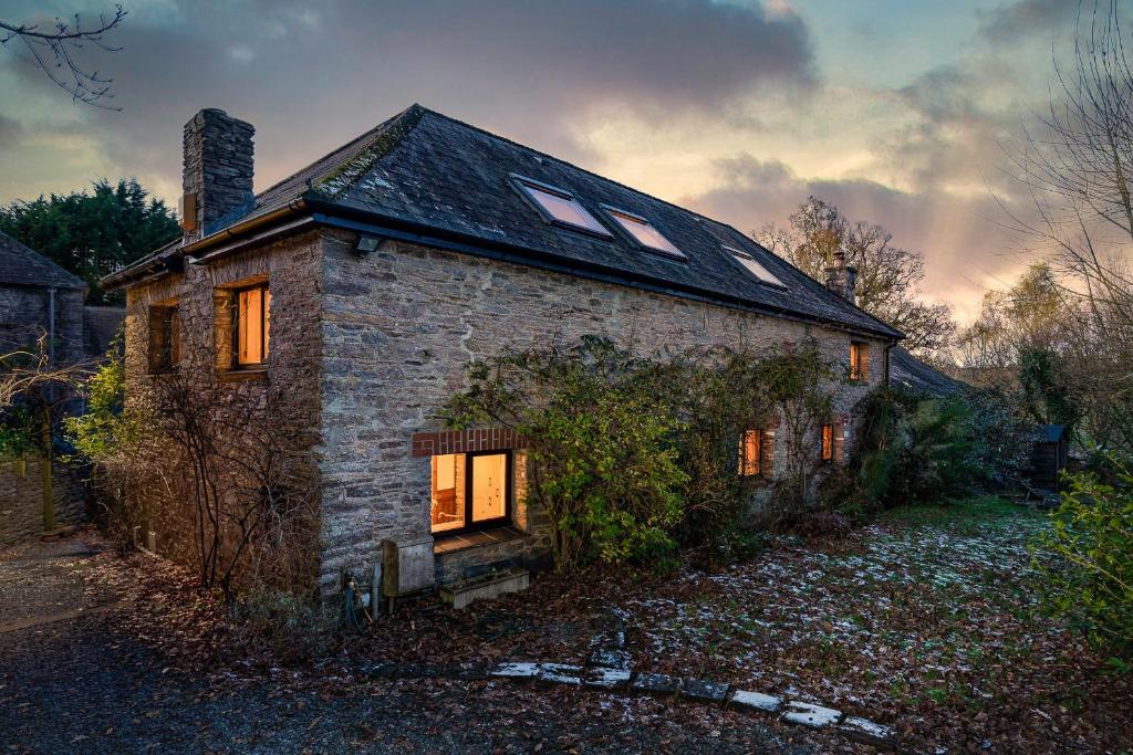 The Old Coach House - Converted barn with private garden parking and ...