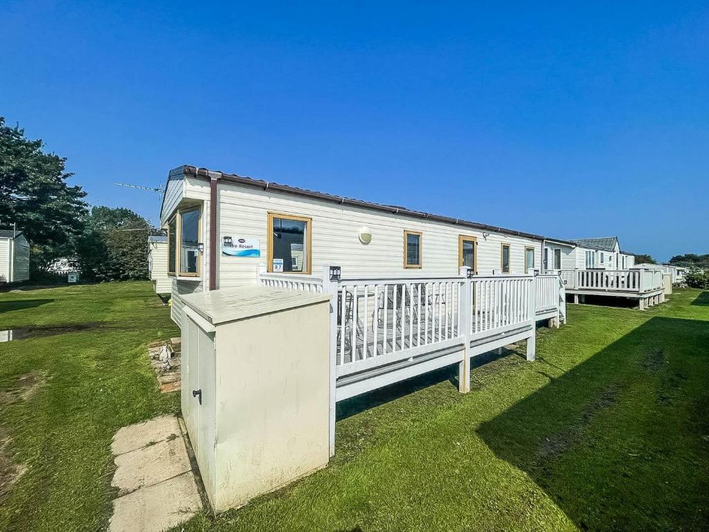 8 Berth Caravan With Decking At Sunnydale In Lincolnshire Ref 35087S ...