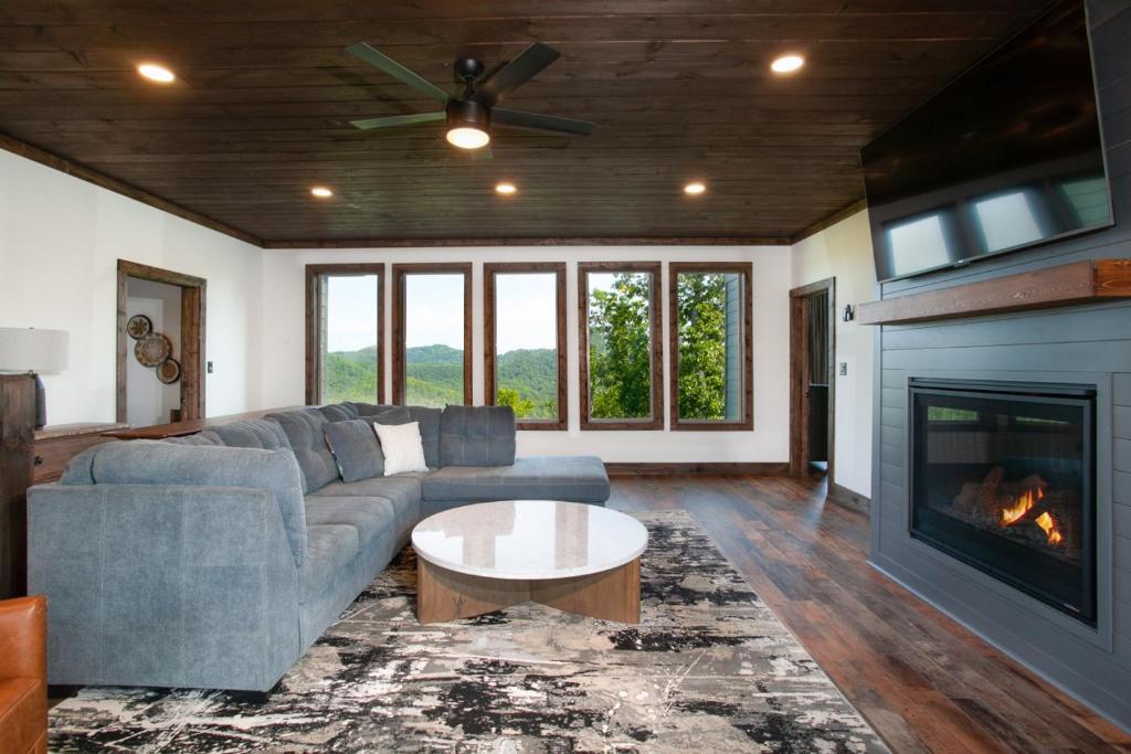 Elevation Escape Pool Hot Tub Theater Games, Sevierville (updated ...