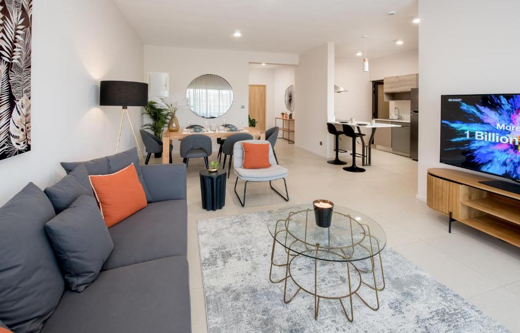 Pool & Mountain View Luxury Serviced Apartments at Minissy, Moka ...