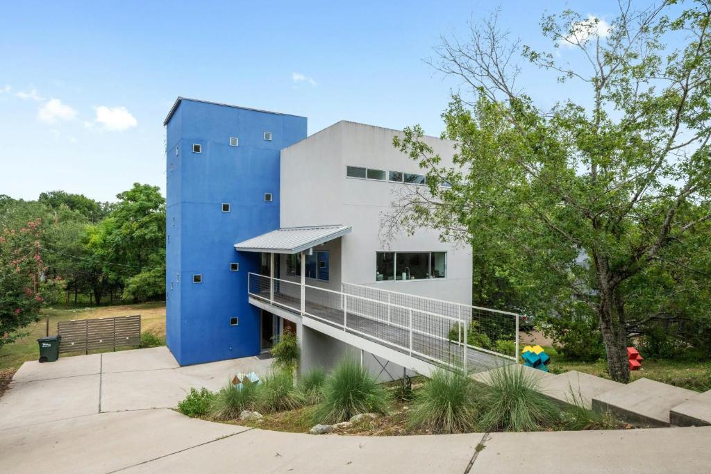 Austin Timber Ridge Treehouse- Modern Multi Level Near Austin!, Austin ...