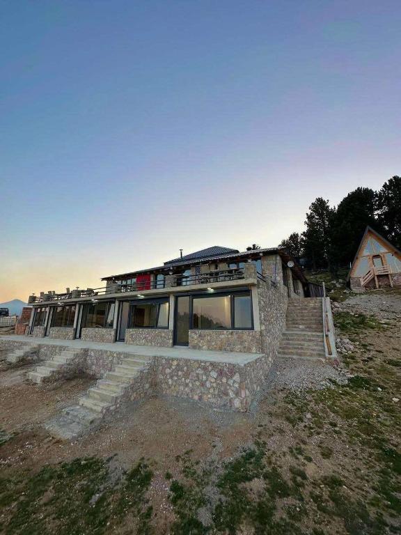 Restaurant Maja e Strellcit, Deçan (актуальные цены 2025 года)