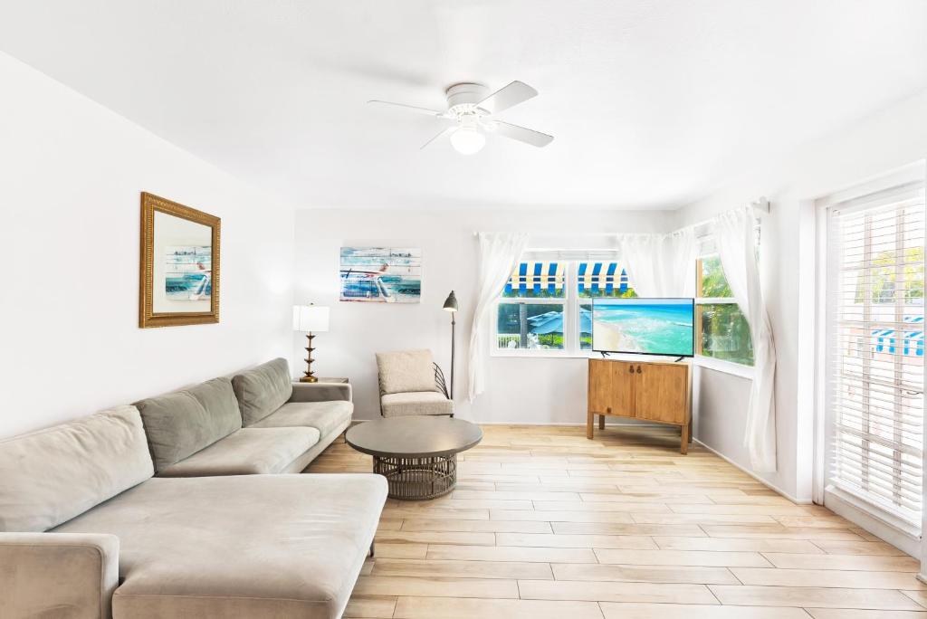 Heated Pool, Dock, on Lagoon, Turtle Beach 1 mile and Crescent Beach 2 ...