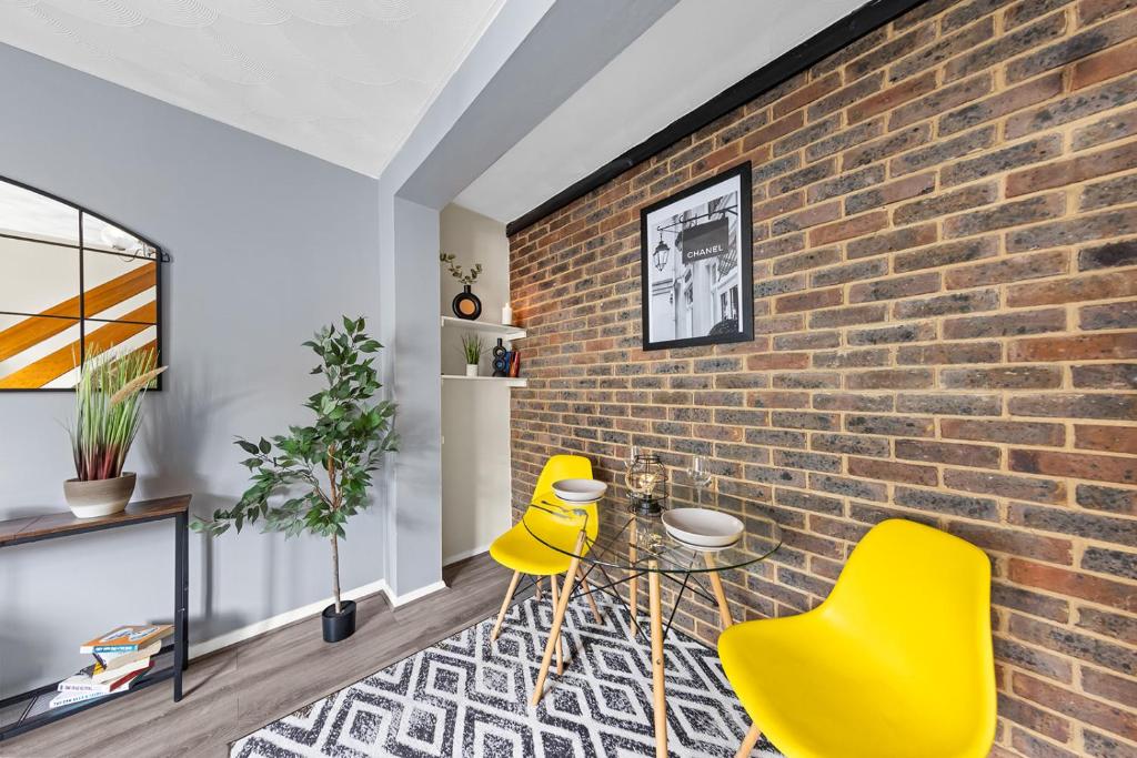 The Saxton Collection, Gillingham (updated prices 2026)