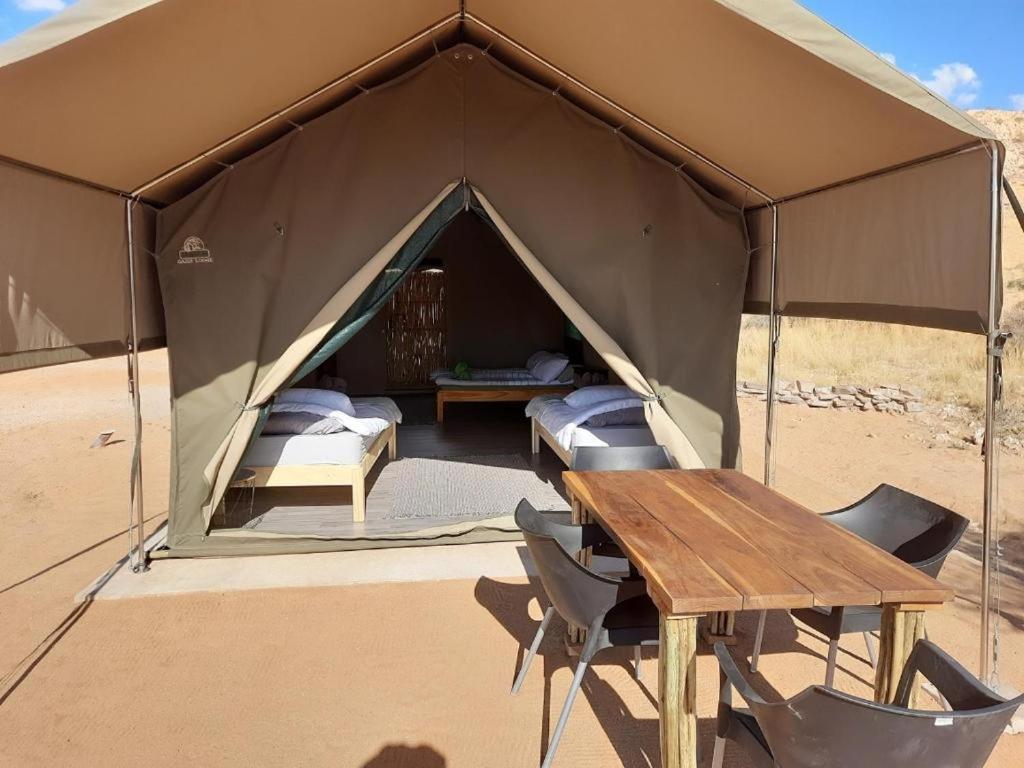 Guide Ultime pour le Camping en Namibie : Conseils et Spots Incontournables
