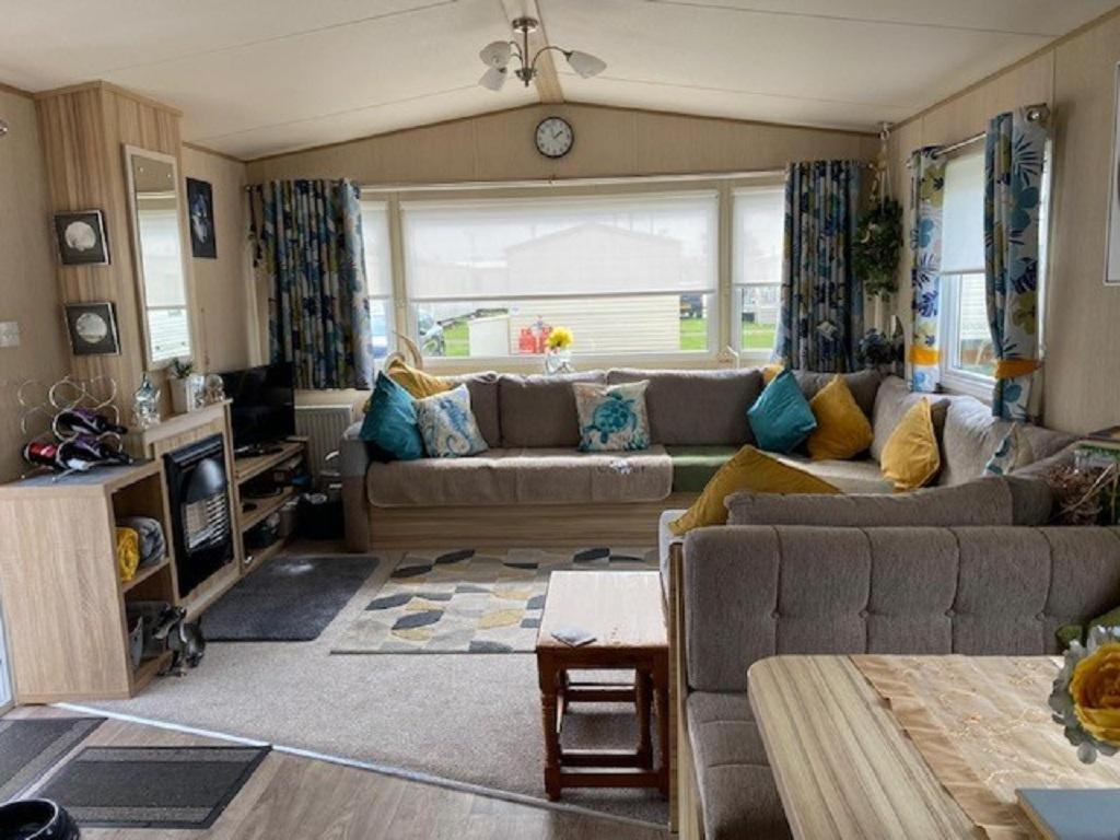 Lovely 6 Berth Caravan With Decking To The Side In Heacham Ref 21040E ...