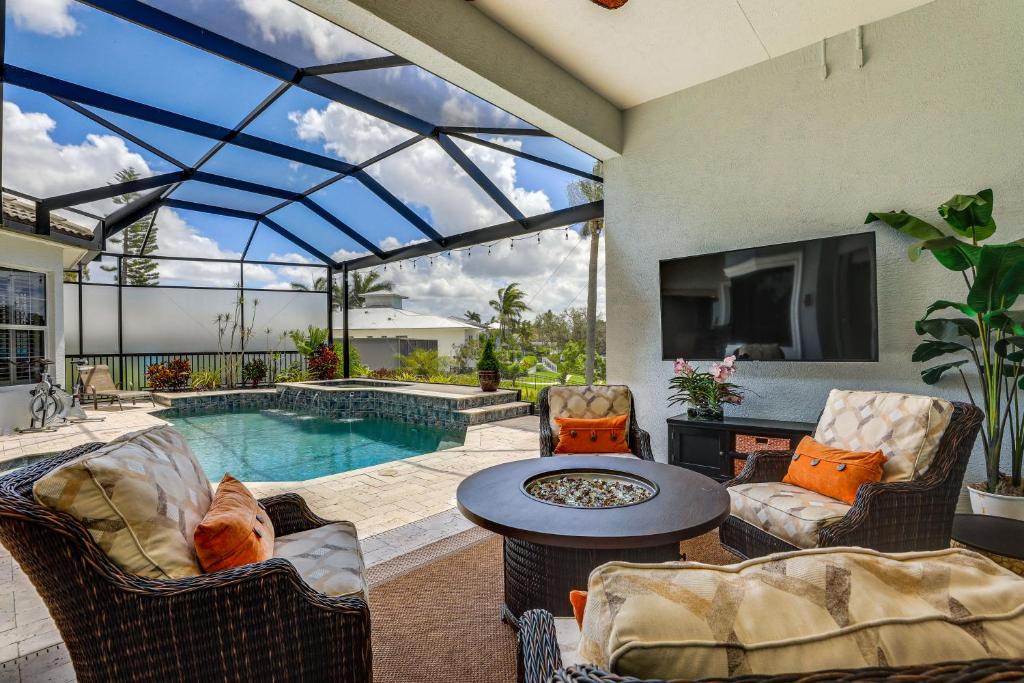Luxe Bayfront Sarasota Home Rental Pool, Lanai!, Sarasota (updated ...