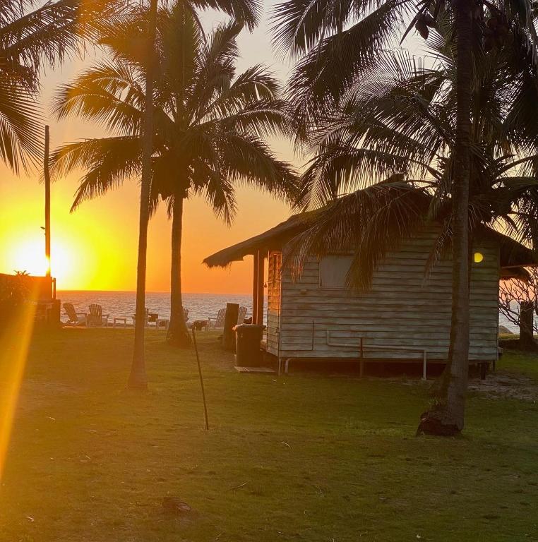 Belle's on Ballow - Kookaburra Lodge - Absolute Waterfront, Amity Point ...
