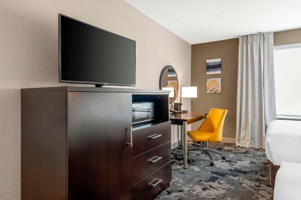 Comfort Inn & Suites Near Universal Orlando Resort-Convention Ctr ...