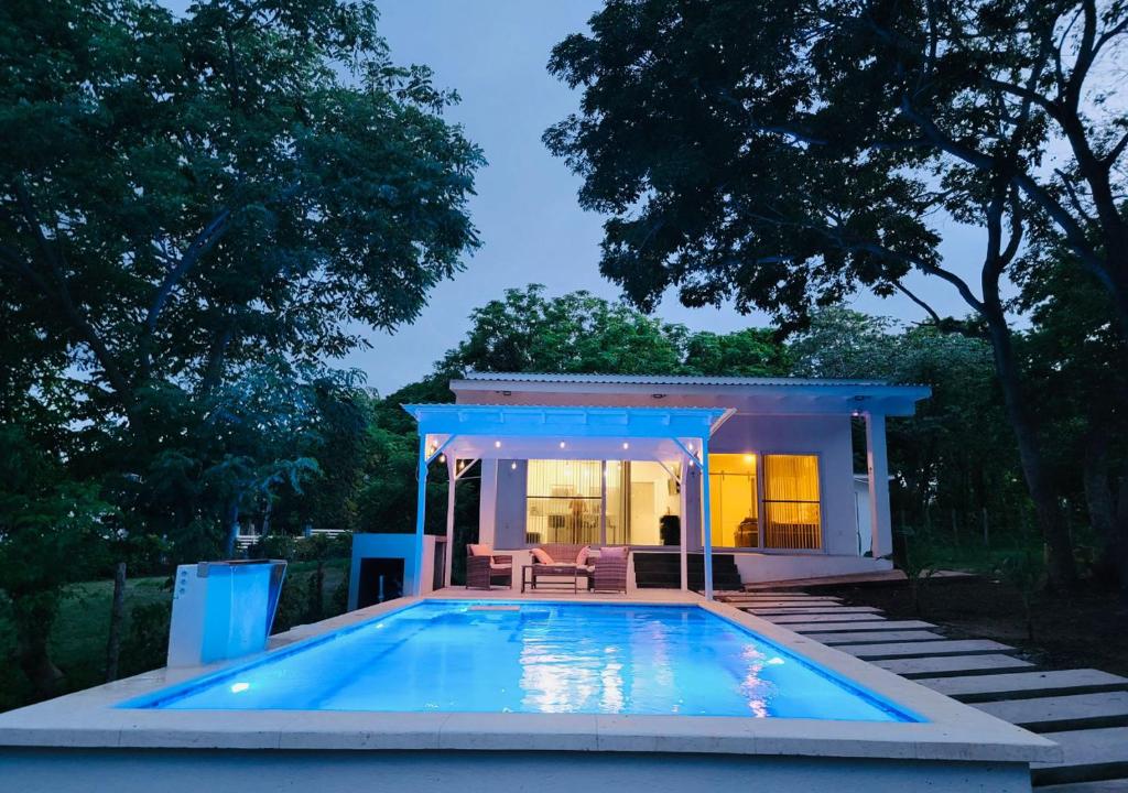 Baquis Island Bungalow, Utila (updated prices 2025)