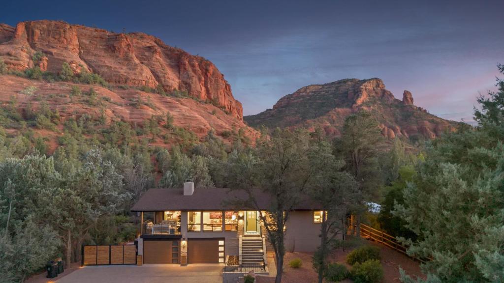 The Broken Arrow House- LUXURY, Breathtaking Views, Hot Tub & Steps ...