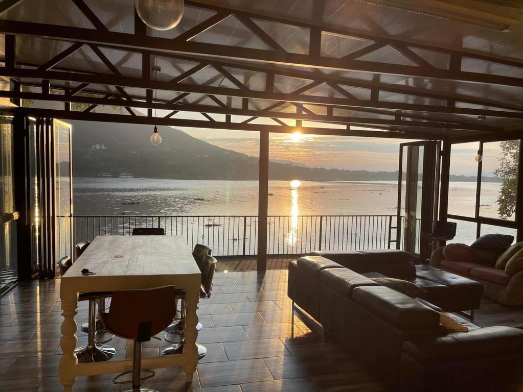 Sun Room (Studio) on the edge of the Harties dam., Hartbeespoort (updated prices 2026)