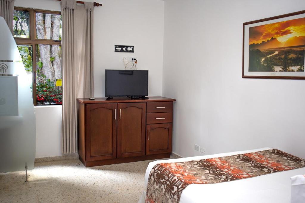 Hotel y Cabañas - Centro Vacacional Comfandi Lago Calima, Calima ...