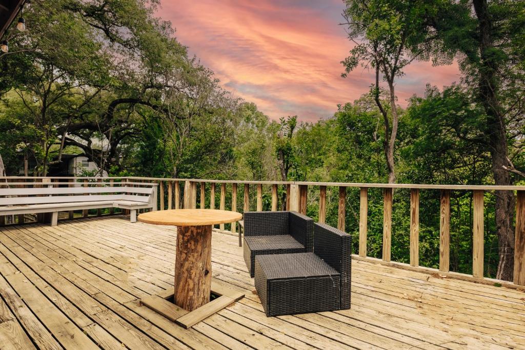 Magic Tree-House on UT, Downtown, Walk to Moody, Dell Hospital, Austin ...