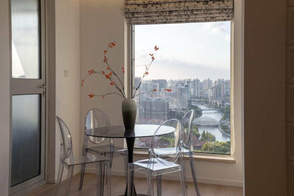 Yi Du Home with Double Views-At West Nanjing Road, Near Metro, Cards OK ...