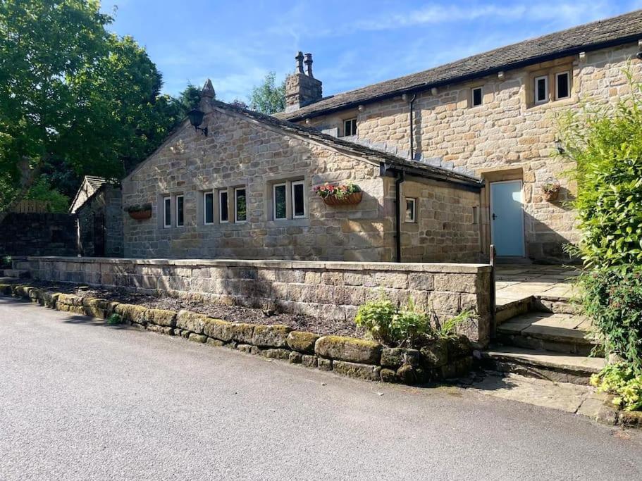 Wycoller Cottage listed building with hot tub, Laneshaw Bridge (updated prices 2025)