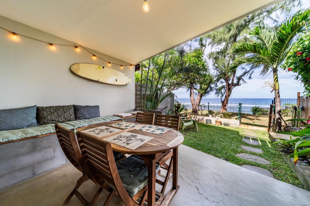 Appartement sur la plage de Saint-Leu, Ile de La Réunion, A. Dubuisson ...
