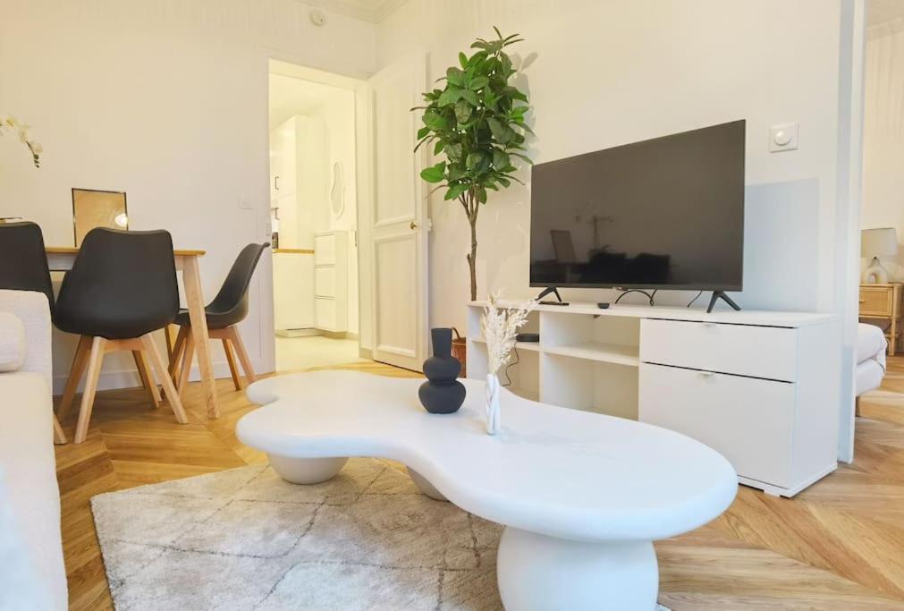 INS style 2 bdrs APT in 15arr cente 1mins to metro N15-128, Paris ...
