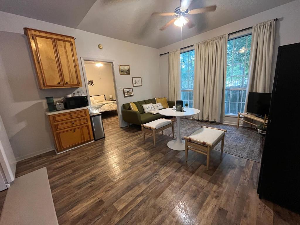 The Academy Guest House by Vacation Your Way, Brenham (aktualisierte ...